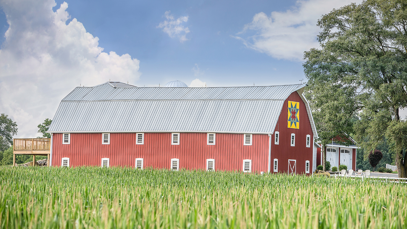 Meadow Brook Barn - Wedding Venue | VowVenue.com