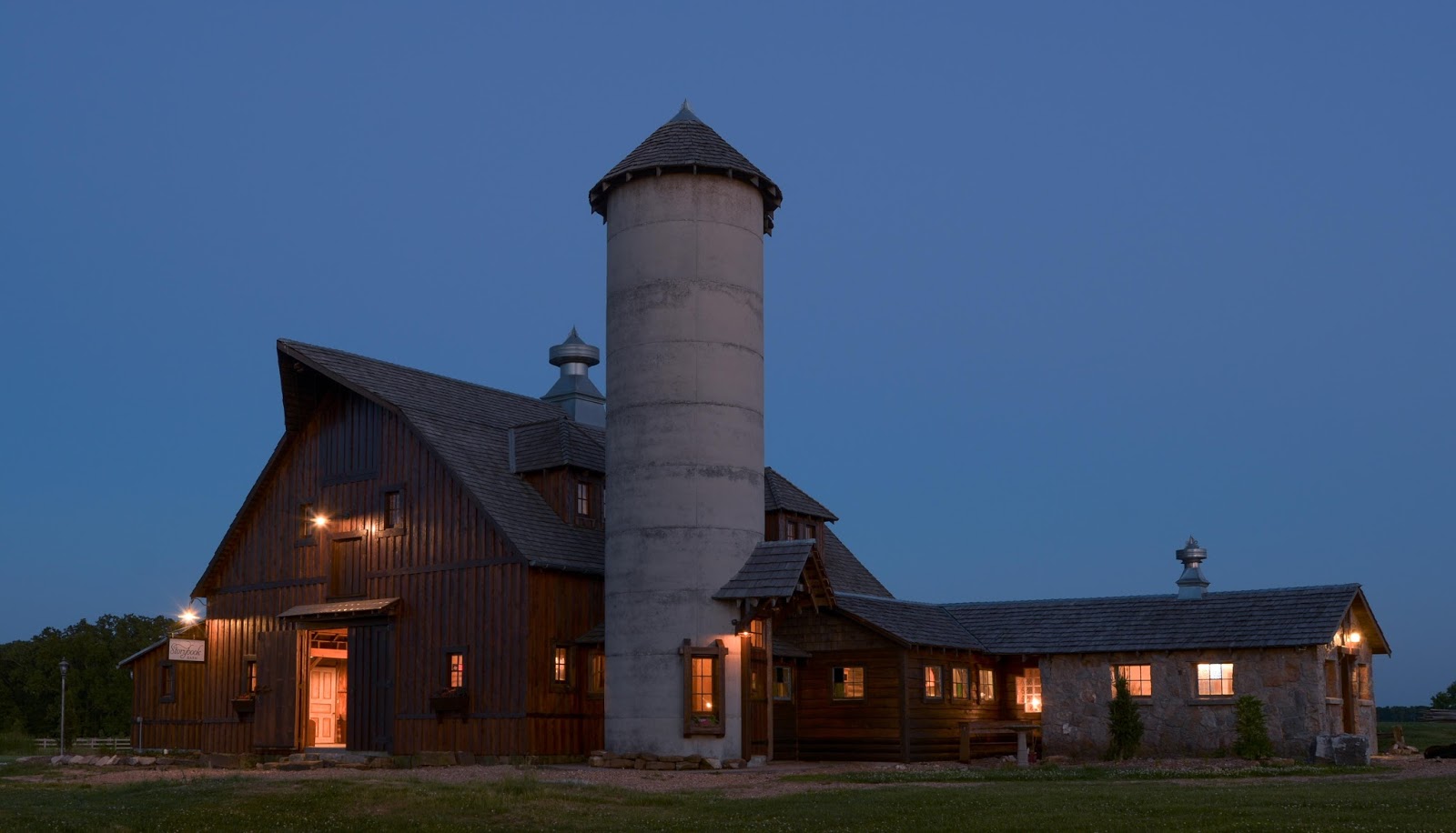 Storybook Barn - Wedding Venue | VowVenue.com