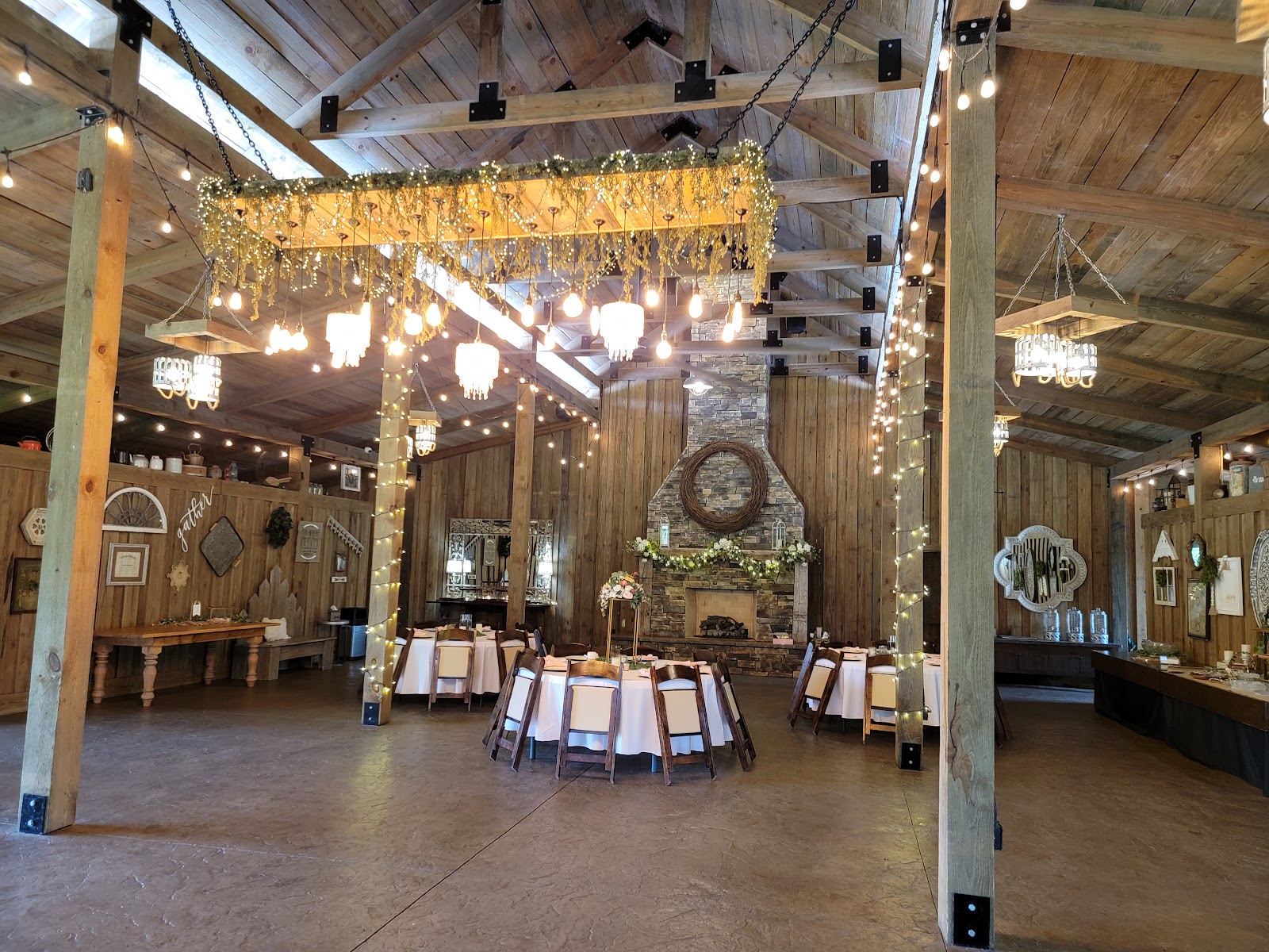 Belle Oaks Barn - Wedding Venue | VowVenue.com